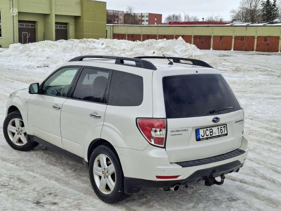 White Subaru Forester 2010 in Silute, with an engine capacity of 2.50 L and mileage of 306 thousand km for 3300 €, photo 3 on AUTOMOTO.COM.LV