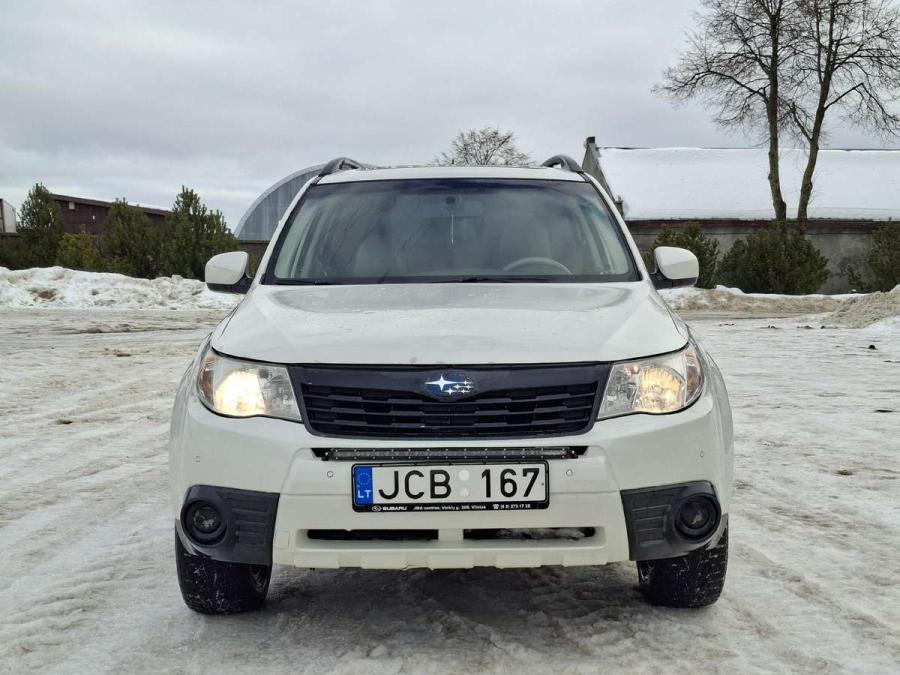 White Subaru Forester 2010 in Silute, with an engine capacity of 2.50 L and mileage of 306 thousand km for 3300 €, photo 4 on AUTOMOTO.COM.LV