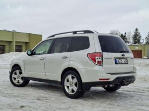 White Subaru Forester 2010 in Silute, with an engine capacity of 2.50 L and mileage of 306 thousand km for 3300 €, photo 6 on AUTOMOTO.COM.LV