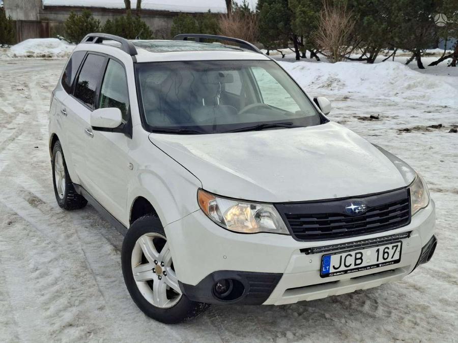 White Subaru Forester 2010 in Silute, with an engine capacity of 2.50 L and mileage of 306 thousand km for 3300 €, photo 7 on AUTOMOTO.COM.LV