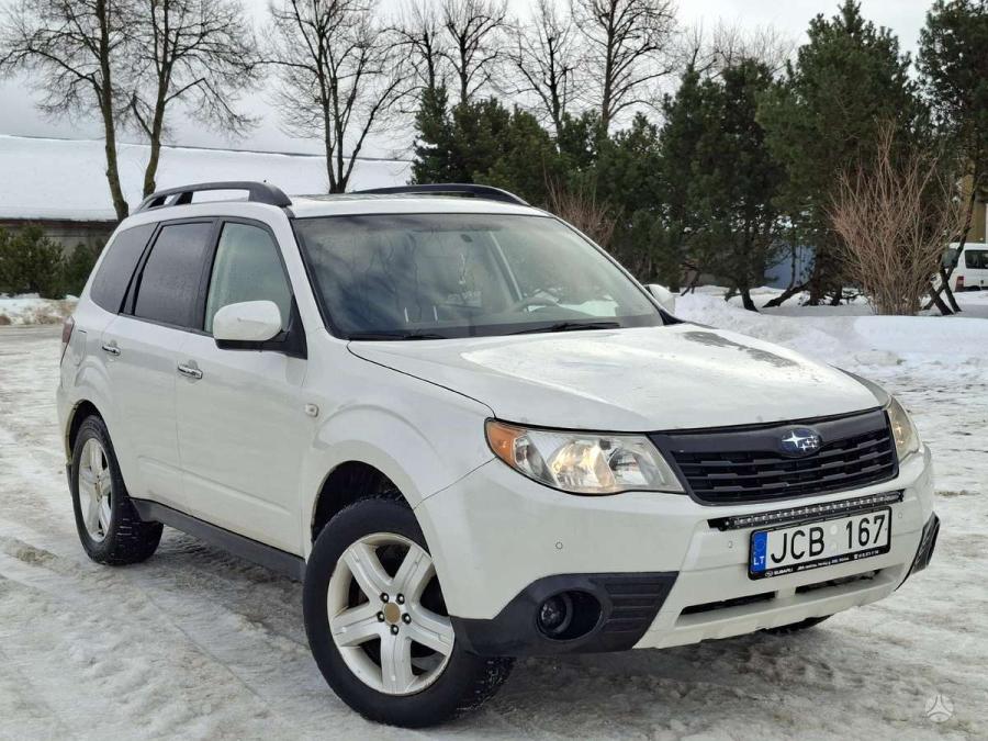White Subaru Forester 2010 in Silute, with an engine capacity of 2.50 L and mileage of 306 thousand km for 3300 €, photo 9 on AUTOMOTO.COM.LV
