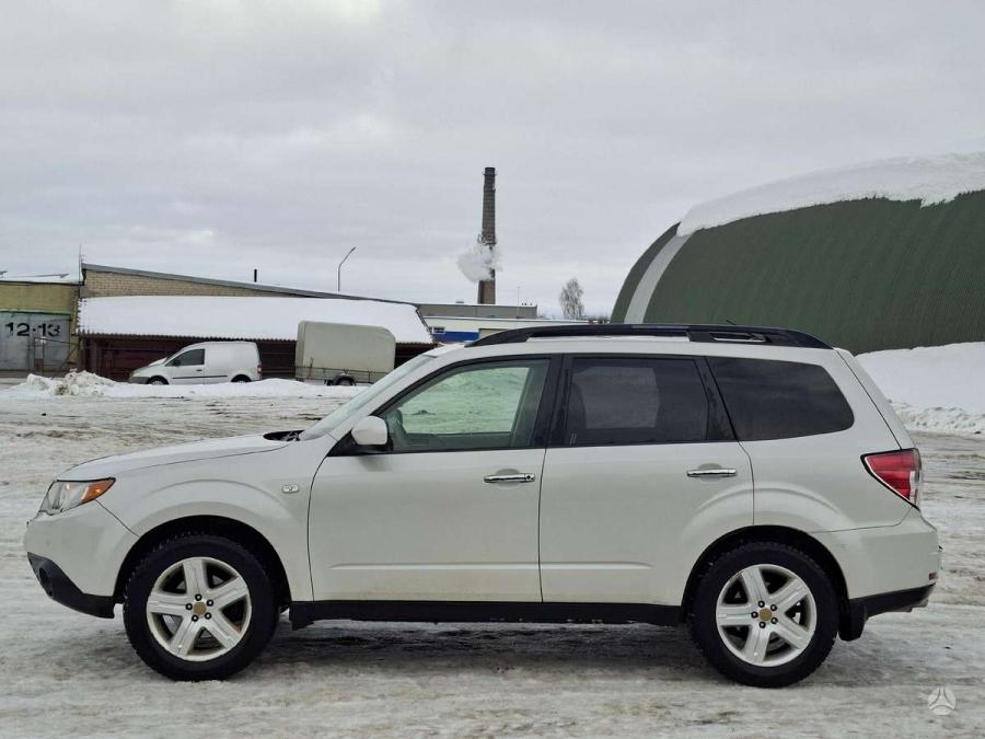 White Subaru Forester 2010 in Silute, with an engine capacity of 2.50 L and mileage of 306 thousand km for 3300 €, photo 10 on AUTOMOTO.COM.LV