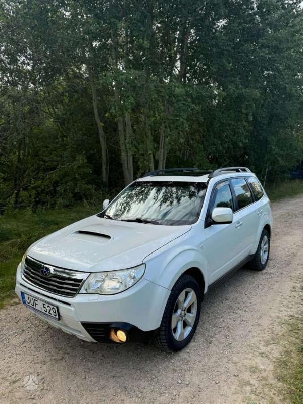 White Subaru Forester 2010 in Vilnius, with an engine capacity of 2.00 L and mileage of 269 thousand km for 2100 €, photo 1 on AUTOMOTO.COM.LV