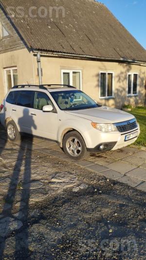 Balts Subaru Forester 2010 Ludza, ar dzinēja tilpumu 2.50 L un nobraukumu 176 tūkst. km par 2800 €, foto  vietnē AUTOMOTO.COM.LV