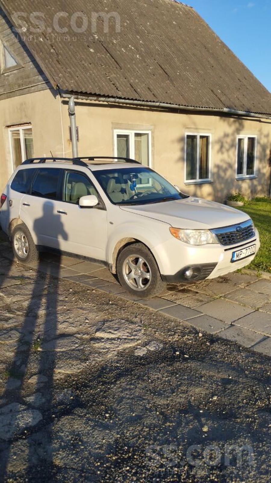 White Subaru Forester 2010 in Ludza, with an engine capacity of 2.50 L and mileage of 176 thousand km for 2800 €, photo 1 on AUTOMOTO.COM.LV