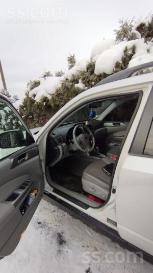 White Subaru Forester 2010 in Ludza, with an engine capacity of 2.50 L and mileage of 176 thousand km for 2800 €, photo 6 on AUTOMOTO.COM.LV