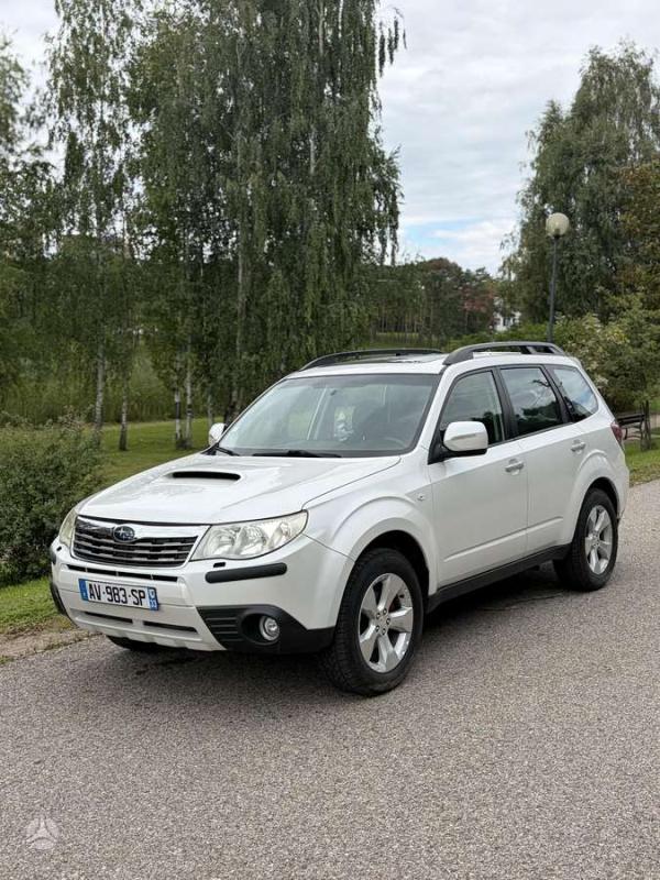 Balts Subaru Forester 2010 Utena, ar dzinēja tilpumu 2.00 L un nobraukumu 256 tūkst. km par 1850 €, foto 1 vietnē AUTOMOTO.COM.LV