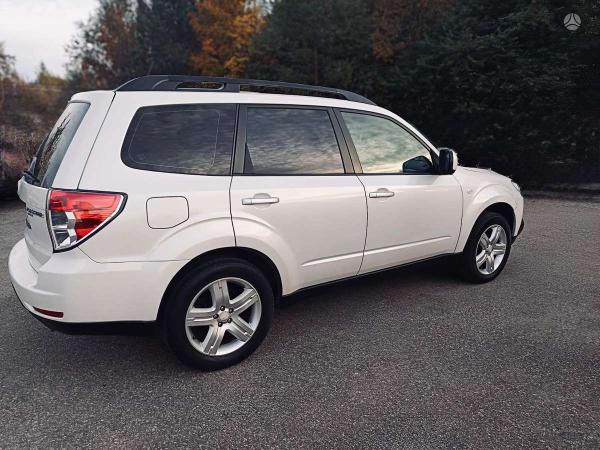 Subaru Forester 2010 Utena vietnē Balts Subaru Forester 2010 Utena, ar dzinēja tilpumu 2.00 L un nobraukumu 208 tūkst. km par 7350 €, foto 1 vietnē AUTOMOTO.COM.LV