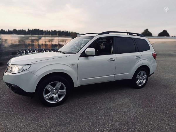Subaru Forester 2010 Utena vietnē Balts Subaru Forester 2010 Utena, ar dzinēja tilpumu 2.00 L un nobraukumu 208 tūkst. km par 7350 €, foto 4 vietnē AUTOMOTO.COM.LV