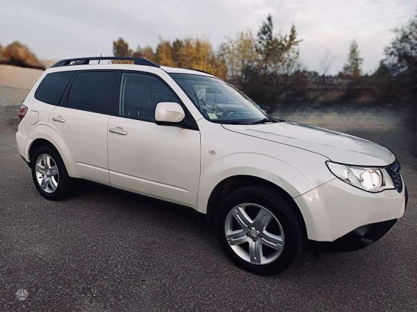 Subaru Forester 2010 Utena vietnē Balts Subaru Forester 2010 Utena, ar dzinēja tilpumu 2.00 L un nobraukumu 208 tūkst. km par 7350 €, foto 6 vietnē AUTOMOTO.COM.LV