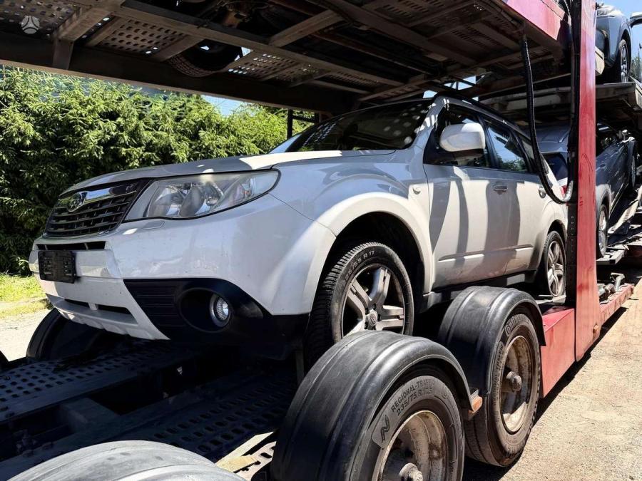 White Subaru Forester 2010 in Utena, with an engine capacity of 2.00 L and mileage of 208 thousand km for 7350 €, photo 8 on AUTOMOTO.COM.LV