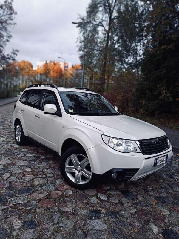 Subaru Forester 2010 in Utena on AUTOMOTO.COM.LV White Subaru Forester 2010 in Utena, with an engine capacity of 2.00 L and mileage of 208 thousand km for 7350 €, photo 3 on AUTOMOTO.COM.LV
