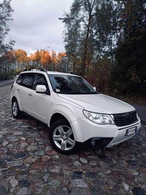 White Subaru Forester 2010 in Utena, with an engine capacity of 2.00 L and mileage of 208 thousand km for 7350 €, photo 3 on AUTOMOTO.COM.LV