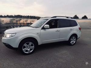 White Subaru Forester 2010 in Utena, with an engine capacity of 2.00 L and mileage of 208 thousand km for 7350 €, photo 6 on AUTOMOTO.COM.LV