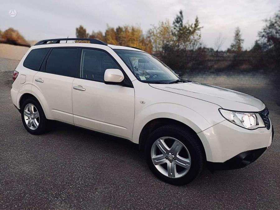 White Subaru Forester 2010 in Utena, with an engine capacity of 2.00 L and mileage of 208 thousand km for 7350 €, photo 7 on AUTOMOTO.COM.LV