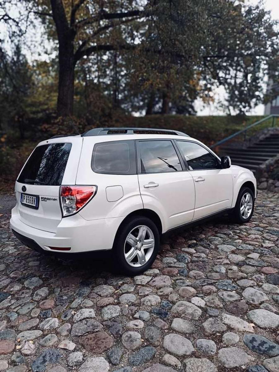 White Subaru Forester 2010 in Utena, with an engine capacity of 2.00 L and mileage of 208 thousand km for 7350 €, photo 8 on AUTOMOTO.COM.LV