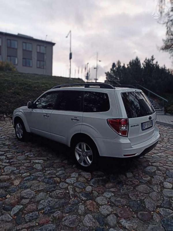 Subaru Forester 2010 in Utena on AUTOMOTO.COM.LV White Subaru Forester 2010 in Utena, with an engine capacity of 2.00 L and mileage of 208 thousand km for 7350 €, photo 9 on AUTOMOTO.COM.LV