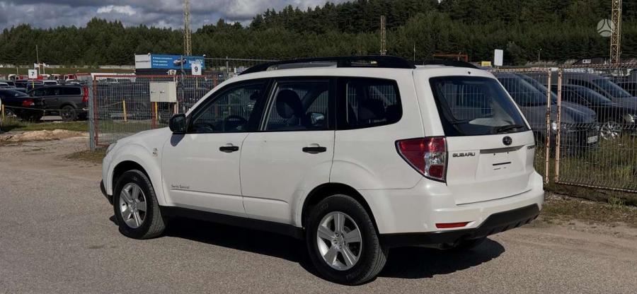 Balts Subaru Forester 2011 Viļņa, ar dzinēja tilpumu 2.00 L un nobraukumu 212 tūkst. km par 5950 €, foto 4 vietnē AUTOMOTO.COM.LV