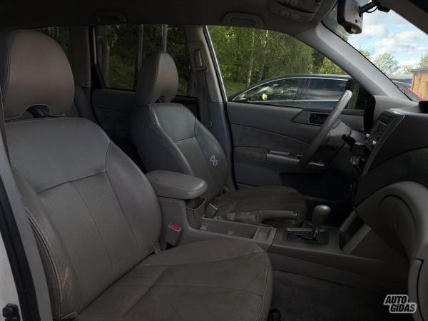 White Subaru Forester 2012 in Alytus, with an engine capacity of 2.50 L and mileage of 310 thousand km for 2000 €, photo 6 on AUTOMOTO.COM.LV