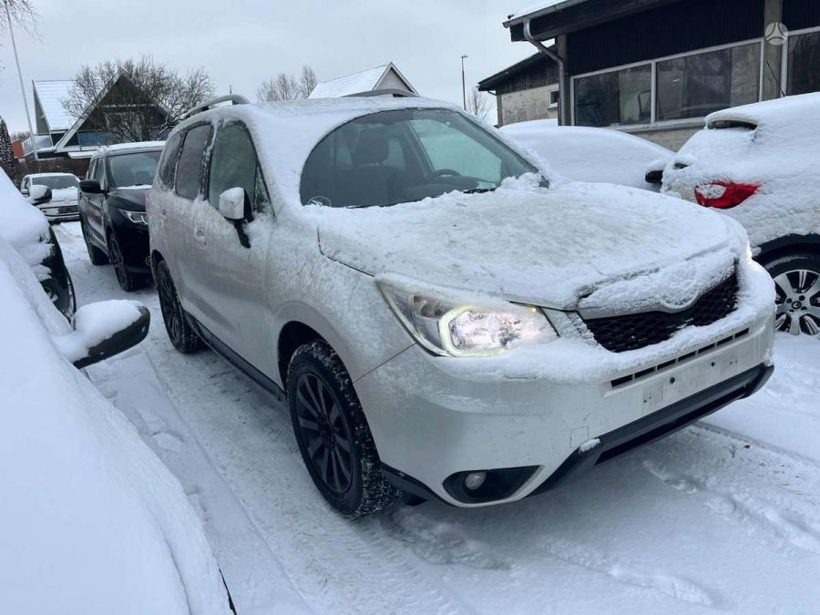 White Subaru Forester 2013 in Vilnius, with an engine capacity of 2.00 L and mileage of 331 thousand km for 3900 €, photo 1 on AUTOMOTO.COM.LV