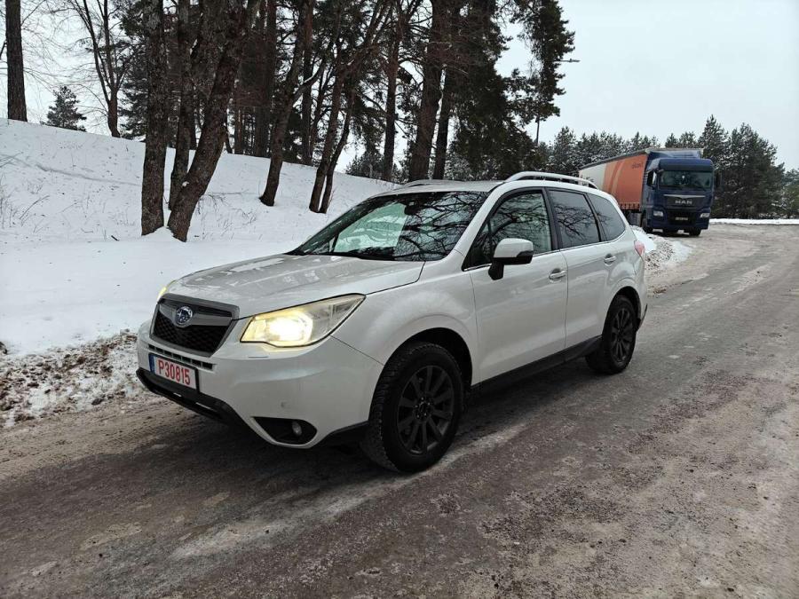 White Subaru Forester 2013 in Vilnius, with an engine capacity of 2.00 L and mileage of 331 thousand km for 3600 €, photo 1 on AUTOMOTO.COM.LV