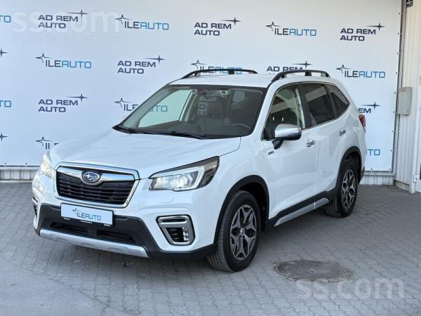 White Subaru Forester 2019 in Riga, with an engine capacity of 2.00 L and mileage of 77 thousand km for 21900 €, photo 1 on AUTOMOTO.COM.LV