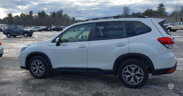White Subaru Forester 2019 in Vilnius, with an engine capacity of 2.50 L and mileage of 113 thousand km for 9999 €, photo 3 on AUTOMOTO.COM.LV