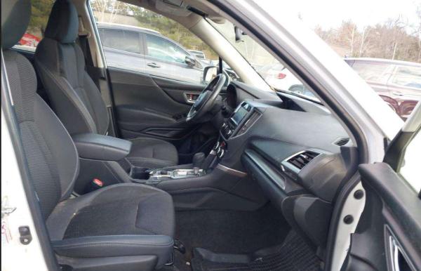 White Subaru Forester 2019 in Vilnius, with an engine capacity of 2.50 L and mileage of 113 thousand km for 9999 €, photo 5 on AUTOMOTO.COM.LV