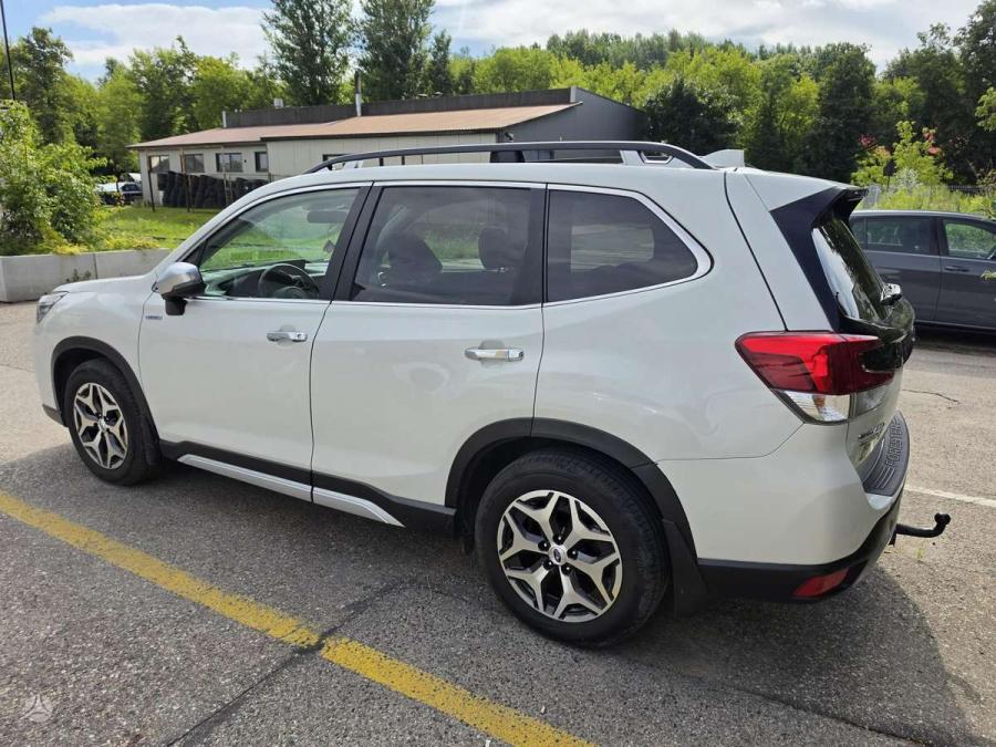White Subaru Forester 2019 in Vilnius, with an engine capacity of 2.00 L and mileage of 183 thousand km for 16940 €, photo 1 on AUTOMOTO.COM.LV