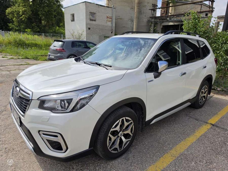 White Subaru Forester 2019 in Vilnius, with an engine capacity of 2.00 L and mileage of 183 thousand km for 16940 €, photo 3 on AUTOMOTO.COM.LV