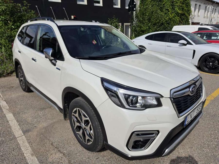 White Subaru Forester 2019 in Vilnius, with an engine capacity of 2.00 L and mileage of 183 thousand km for 16940 €, photo 4 on AUTOMOTO.COM.LV