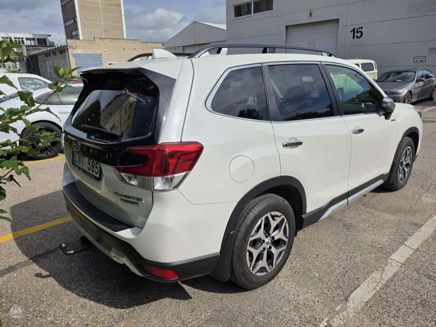 White Subaru Forester 2019 in Vilnius, with an engine capacity of 2.00 L and mileage of 183 thousand km for 16940 €, photo 5 on AUTOMOTO.COM.LV