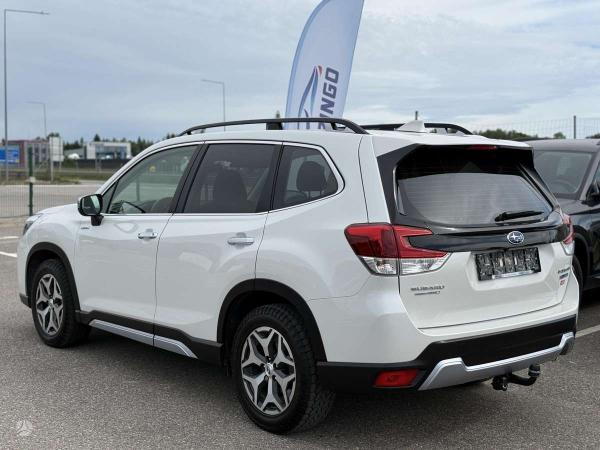 White Subaru Forester 2022 in Vilnius, with an engine capacity of 2.00 L and mileage of 178 thousand km for 18999 €, photo 5 on AUTOMOTO.COM.LV