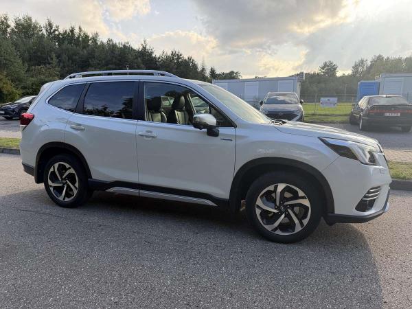 White Subaru Forester 2023 in Vilnius, with an engine capacity of 2.00 L and mileage of 40 thousand km for 29400 €, photo 5 on AUTOMOTO.COM.LV