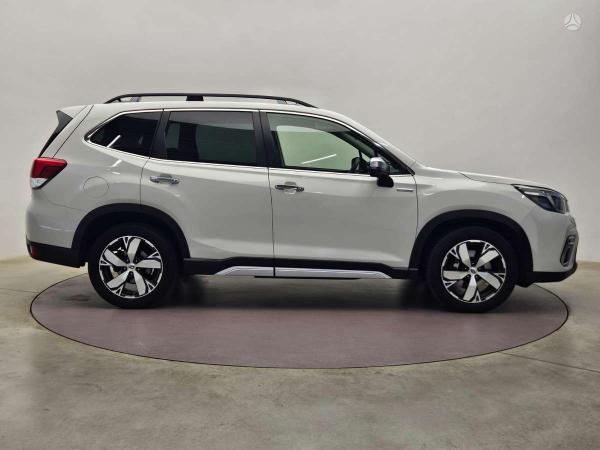 White Subaru Forester 2019 in Panevezys, with an engine capacity of 2.00 L and mileage of 118 thousand km for 19990 €, photo 5 on AUTOMOTO.COM.LV