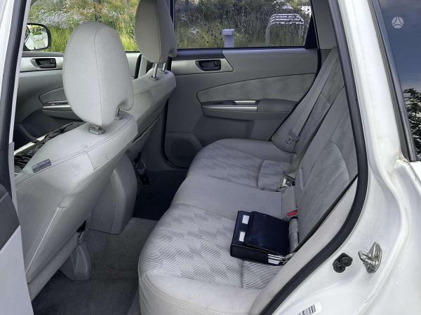 White Subaru Forester 2010 in Vilnius, with an engine capacity of 2.50 L and mileage of 132 thousand km for 3250 €, photo 8 on AUTOMOTO.COM.LV