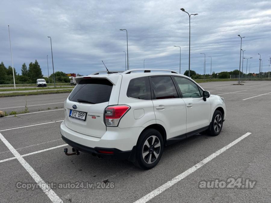 White Subaru Forester 2016 in Kuressaare, with an engine capacity of 2.00 L and mileage of 307 thousand km for 10500 €, photo 6 on AUTOMOTO.COM.LV