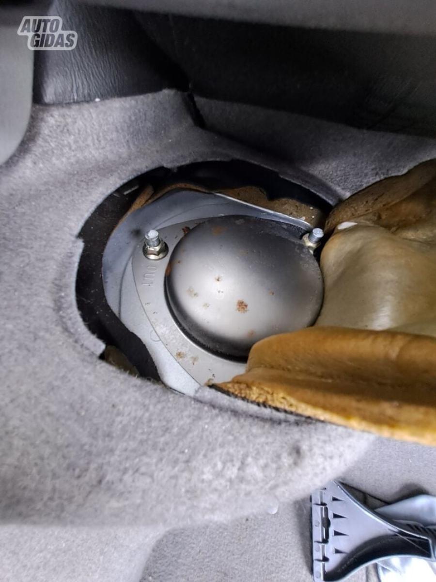 Grey Subaru Impreza 2003 in Klaipeda, with an engine capacity of 1.60 L and mileage of 195 thousand km for 2500 €, photo 19 on AUTOMOTO.COM.LV