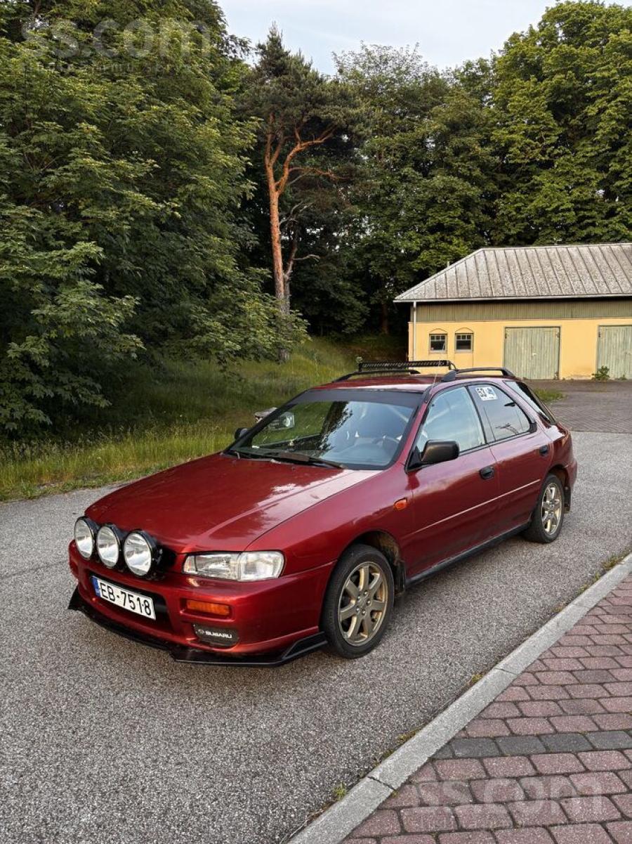 Red Subaru Impreza 2000 in Kuldiga, with an engine capacity of 1.60 L and mileage of 369 thousand km for 2300 €, photo 6 on AUTOMOTO.COM.LV