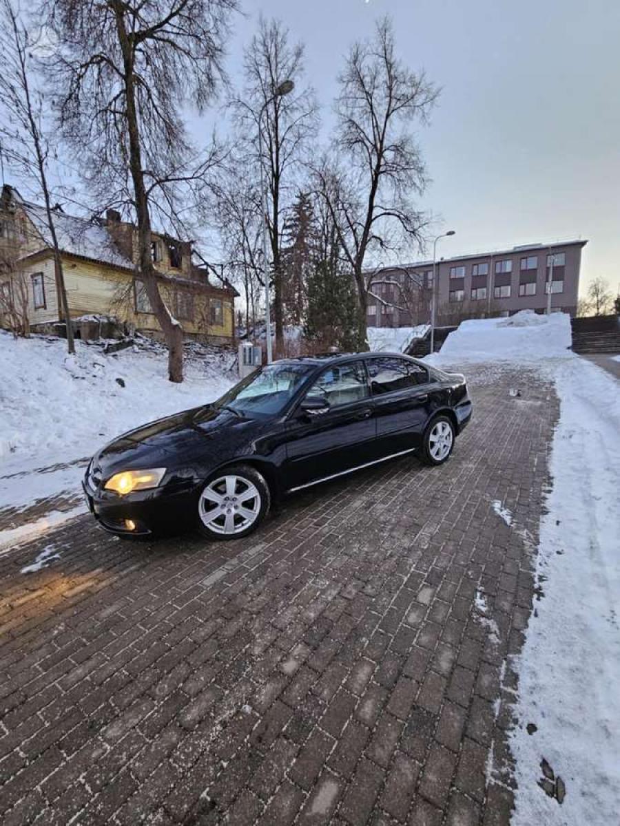 Black Subaru Legacy 2004 in Utena, with an engine capacity of 3.00 L and mileage of 285 thousand km for 2800 €, photo 3 on AUTOMOTO.COM.LV