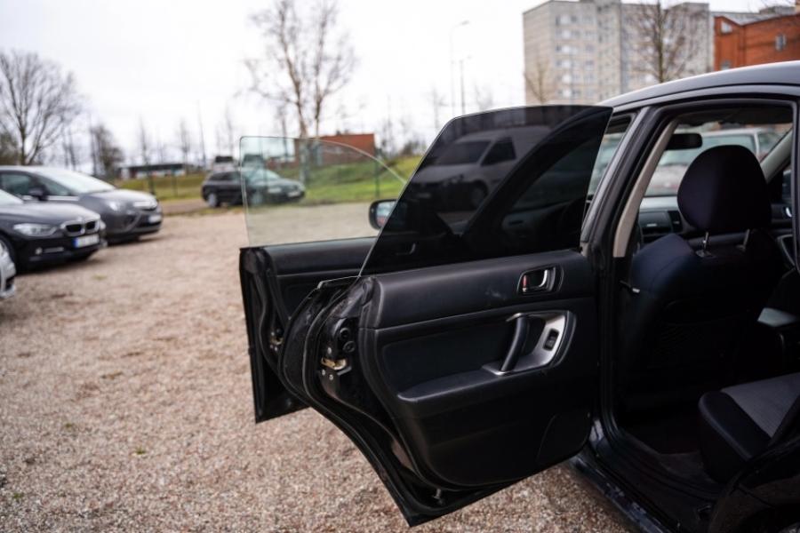 Melns Subaru Legacy 2005 Rīga, ar dzinēja tilpumu 2.50 L un nobraukumu 272 tūkst. km par 2500 €, foto 3 vietnē AUTOMOTO.COM.LV