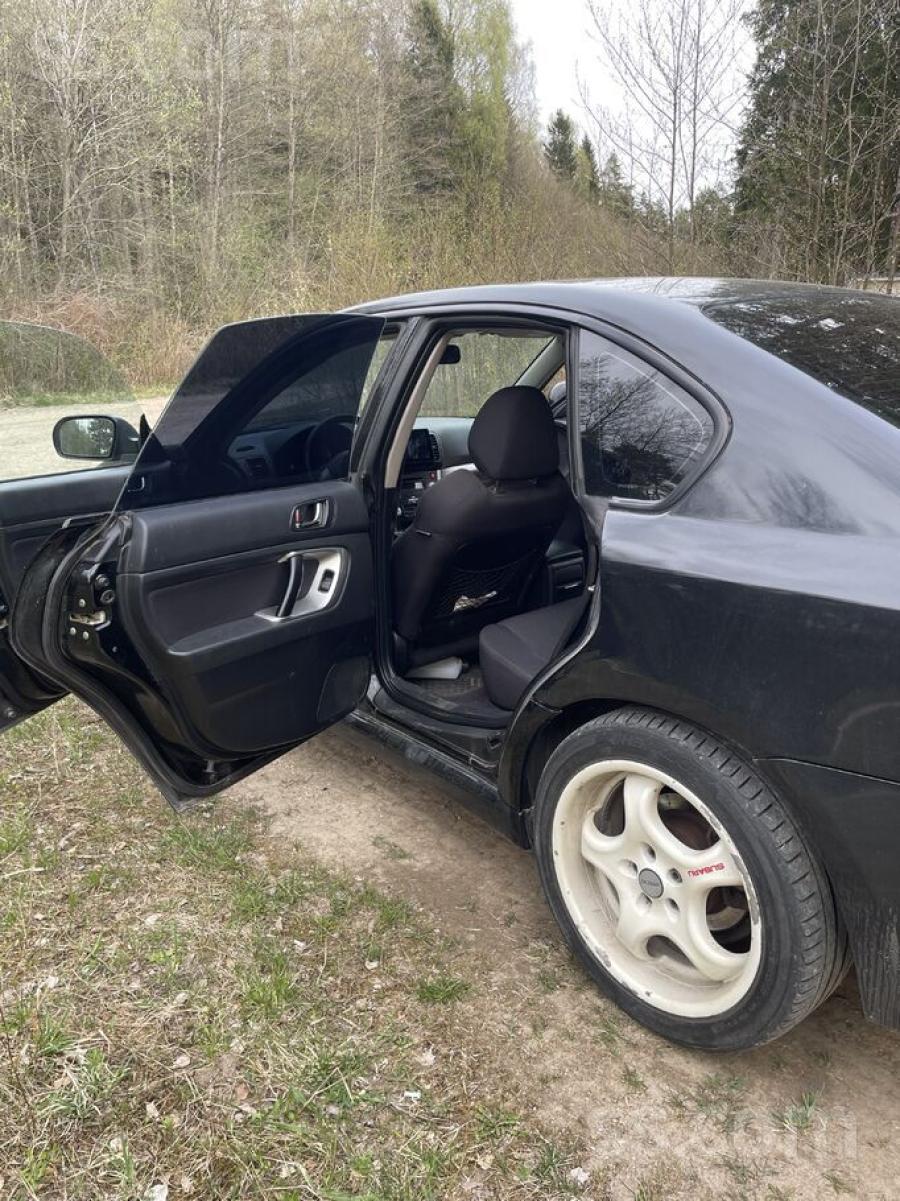 Black Subaru Legacy 2007 in Riga, with an engine capacity of 2.00 L and mileage of 327 thousand km for 1600 €, photo 5 on AUTOMOTO.COM.LV