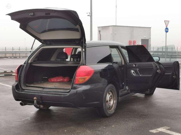 Black Subaru Legacy 2005 in Vilnius, with an engine capacity of 2.00 L and mileage of 232 thousand km for 1000 €, photo 8 on AUTOMOTO.COM.LV