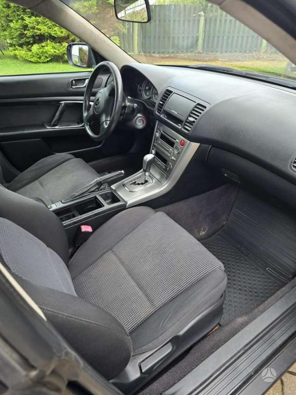 Melns Subaru Legacy 2006 Viļņa, ar dzinēja tilpumu 2.46 L un nobraukumu 396 tūkst. km par 1800 €, foto 9 vietnē AUTOMOTO.COM.LV
