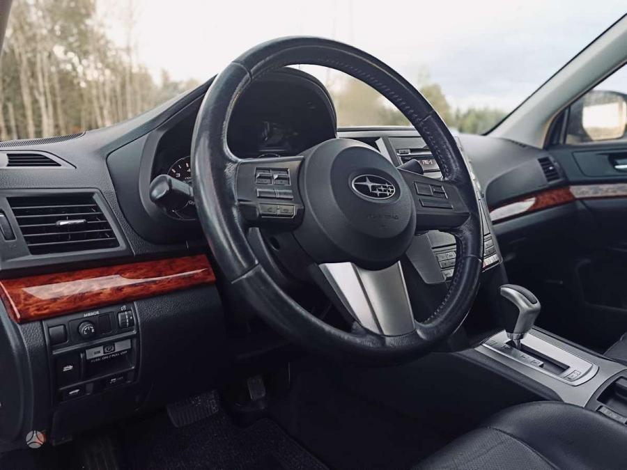Pelēks Subaru Legacy 2010 Utena, ar dzinēja tilpumu 2.46 L un nobraukumu 172 tūkst. km par 2450 €, foto 9 vietnē AUTOMOTO.COM.LV