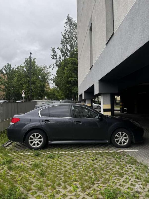 Grey Subaru Legacy 2011 in Vilnius, with an engine capacity of 2.00 L and mileage of 283 thousand km for 3000 €, photo 2 on AUTOMOTO.COM.LV