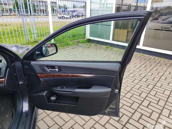 Pelēks Subaru Legacy 2013 Klaipėda, ar dzinēja tilpumu 3.63 L un nobraukumu 111 tūkst. km par 9300 €, foto 8 vietnē AUTOMOTO.COM.LV