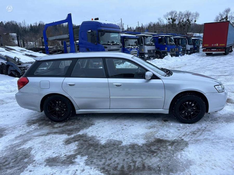Grey Subaru Legacy 2004 in Prienai, with an engine capacity of 2.46 L and mileage of 172 thousand km for 2550 €, photo 4 on AUTOMOTO.COM.LV