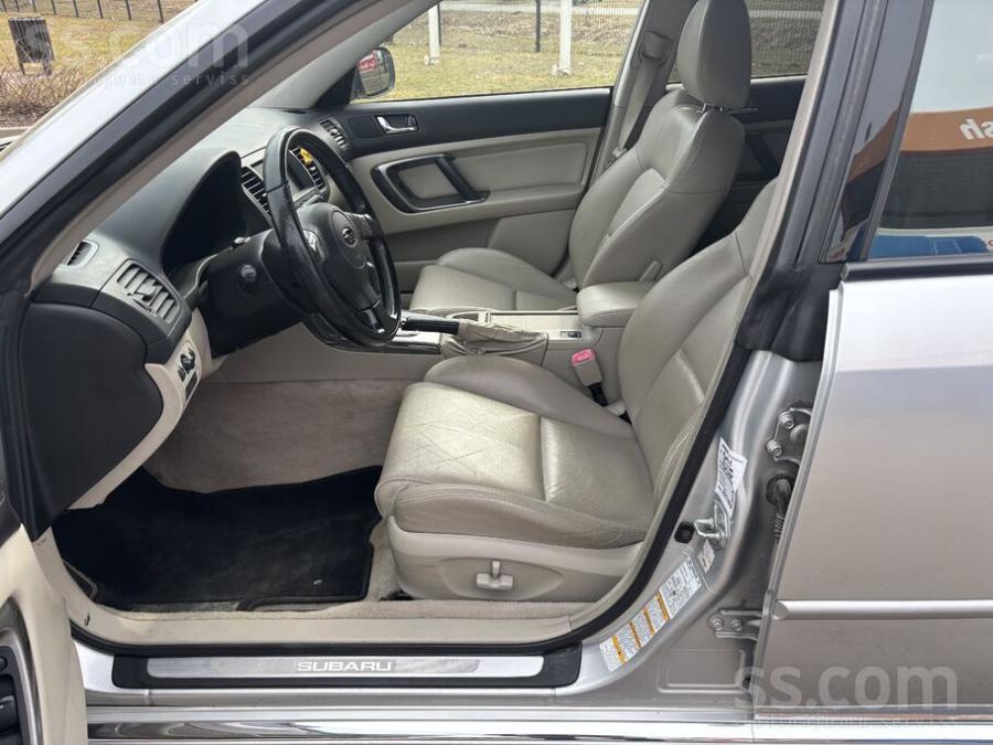 Grey Subaru Legacy 2004 in Ogre, with an engine capacity of 3.00 L and mileage of 247 thousand km for 2960 €, photo 12 on AUTOMOTO.COM.LV