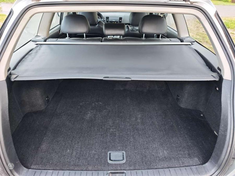 Grey Subaru Legacy 2004 in Vilnius, with an engine capacity of 2.46 L and mileage of 211 thousand km for 3250 €, photo 12 on AUTOMOTO.COM.LV